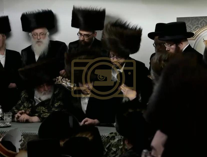 ערשטע בילדער פון דעם היסטארישע מעמד התחלת כתיבת ספר תורה ווי הונדערטער